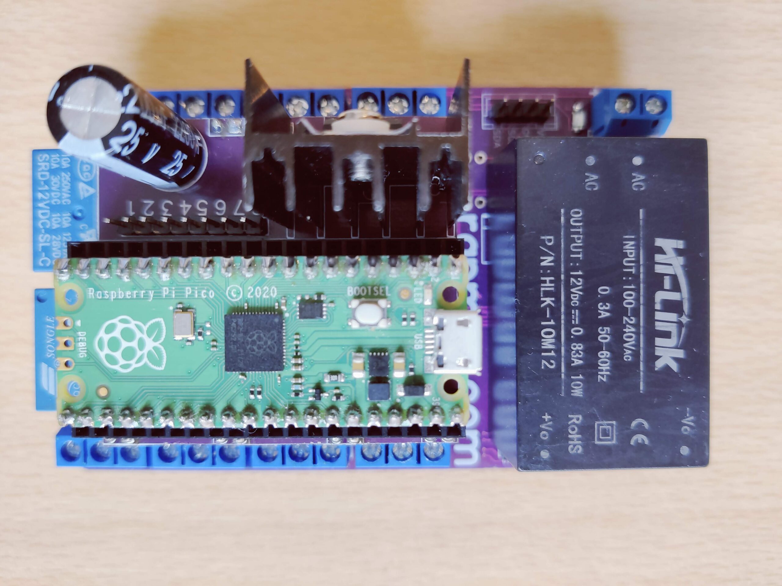 8-channel relay shield with Raspberry Pi Pico 120/220VAC power supply ...