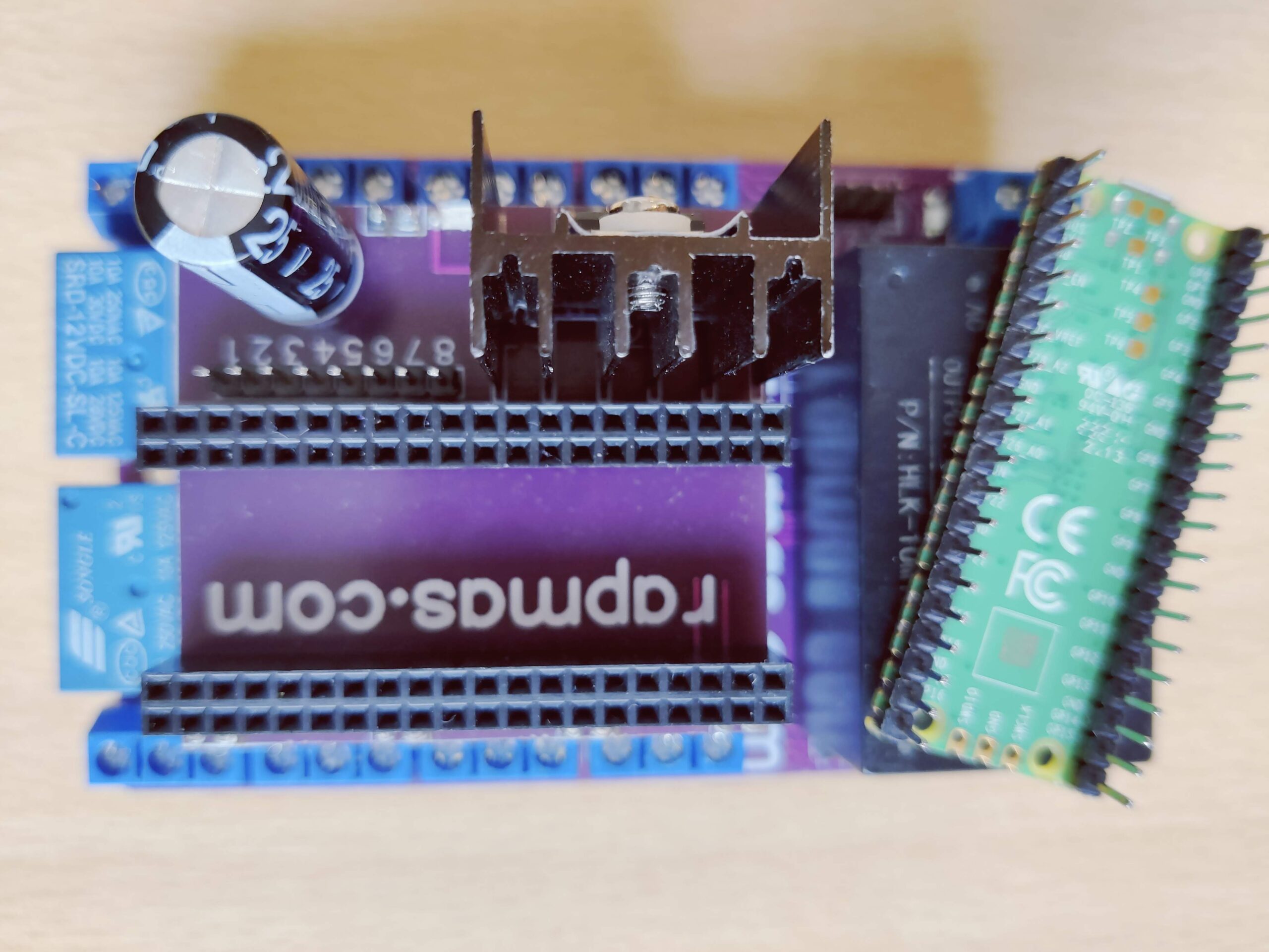 8-channel relay shield with Raspberry Pi Pico 120/220VAC power supply ...